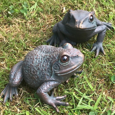 Animal Crackers Set Of 2 16Cm Aged Bronze Effect Frogs Quirky Garden ...