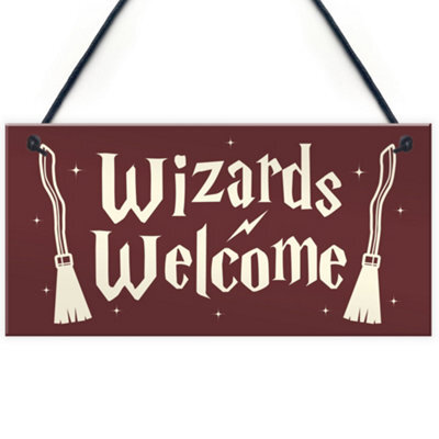 Red Ocean Wizards Welcome Novelty Hanging Sign Wizard Magic Themed Gift ...