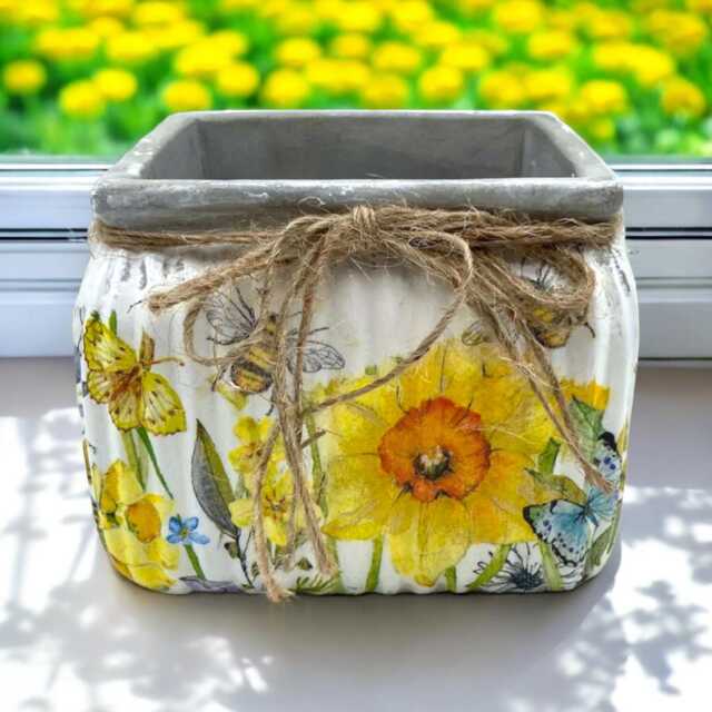 Floral Planter, Daffodil Plant Pot, Cement Ribbed Small Bee Planters ...