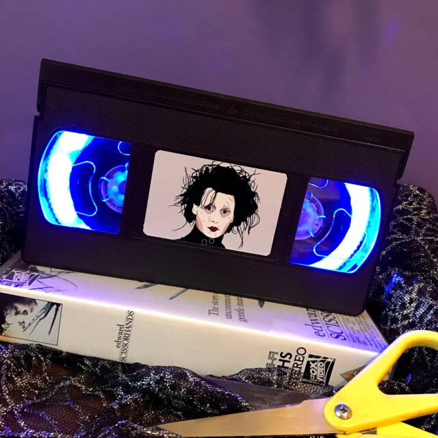 Retro Vhs Lamp Edward Scissorhands With Exclusive Art & Case Stand Tim ...
