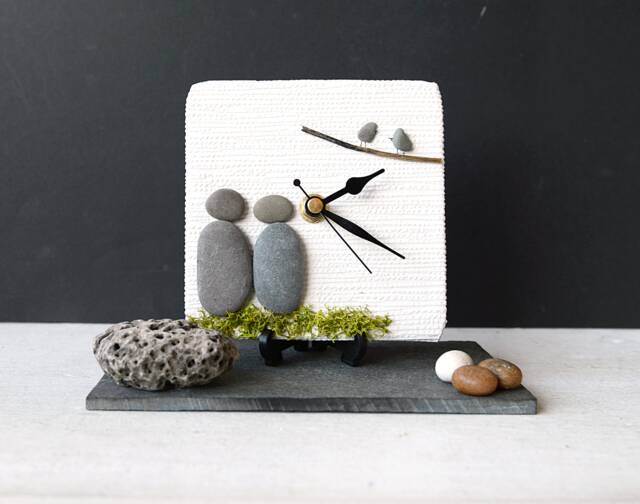 Pebble Desk Clock Small Wall - Natural Stone People Art Lovers Couple ...