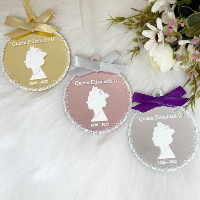 Queen Elizabeth Ii Commemorative Christmas Bauble - Queen's Emblem ...