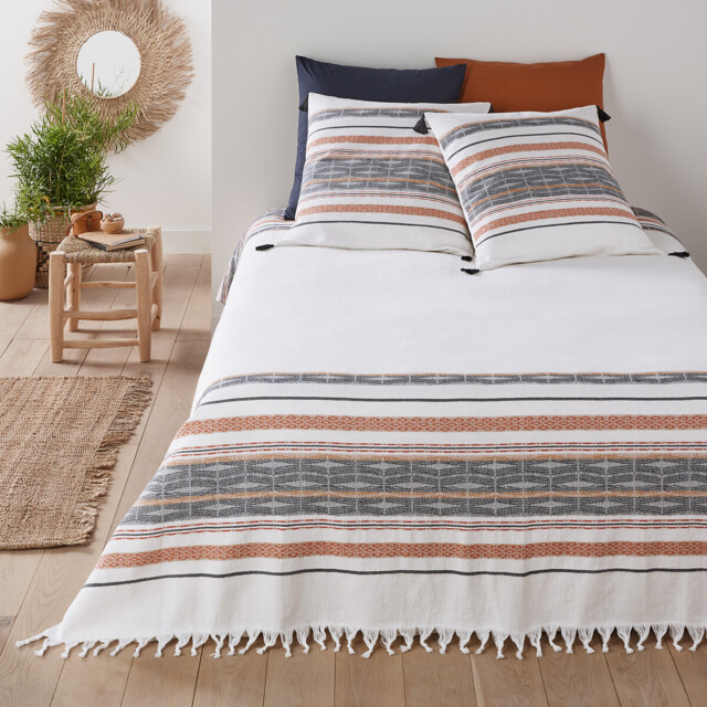 Izama Graphic 100% Cotton Jacquard Bedspread by La Redoute | ufurnish.com